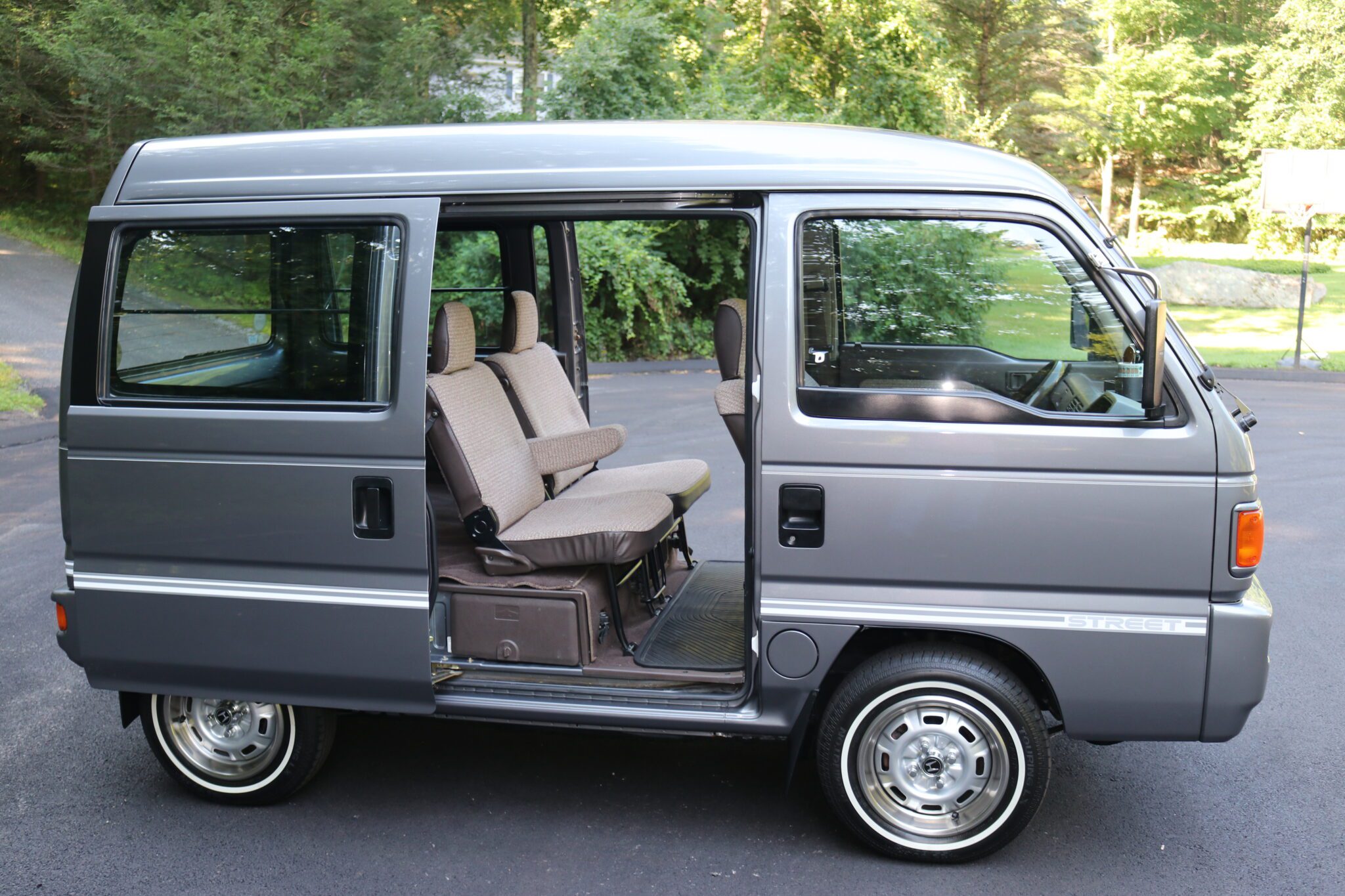 Honda Acty Mini-Truck Provides Adorable Transportation